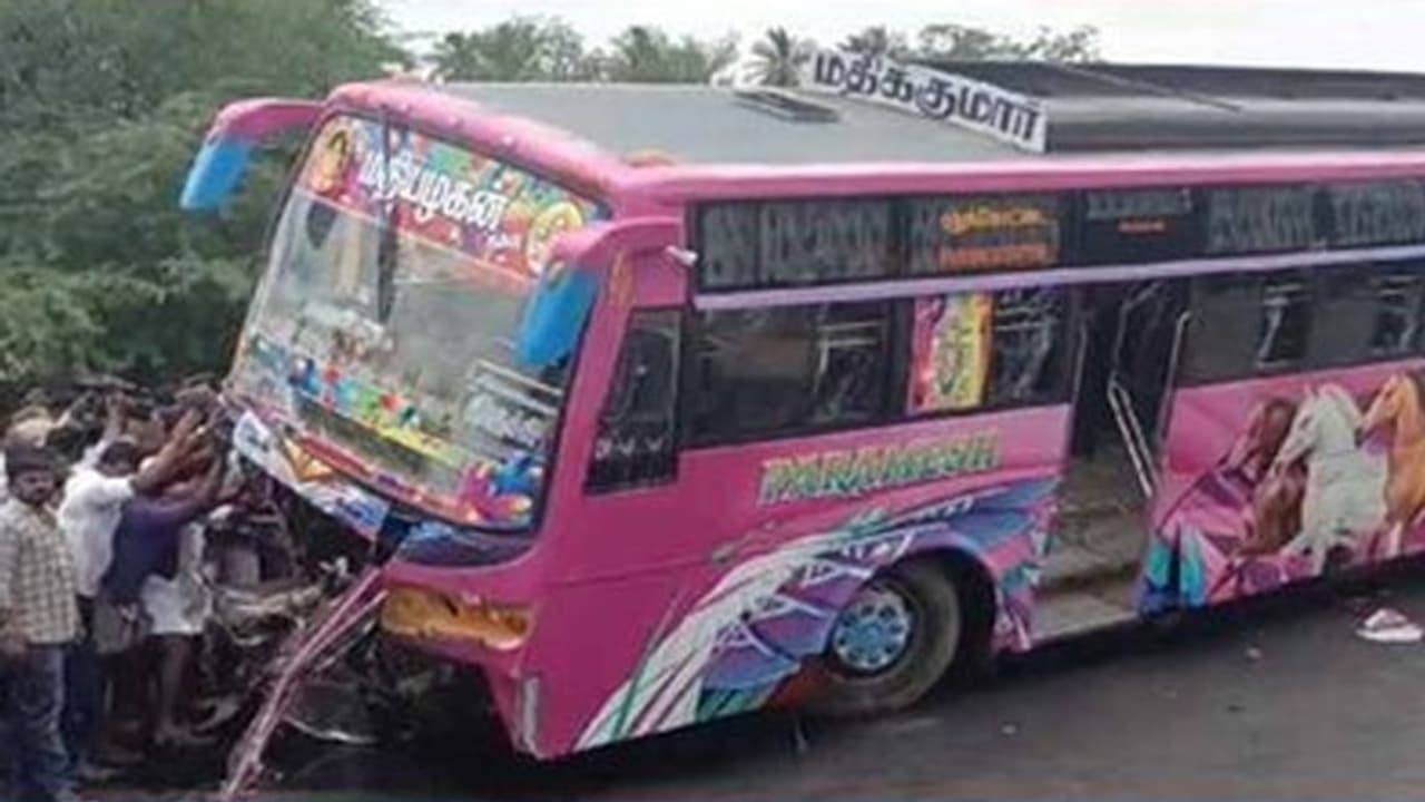 நேருக்கு நேர் மோதல்! 2 பேர் பலி! பேருந்து அடியில் சிக்கிய கார்! 3 பேர் ...