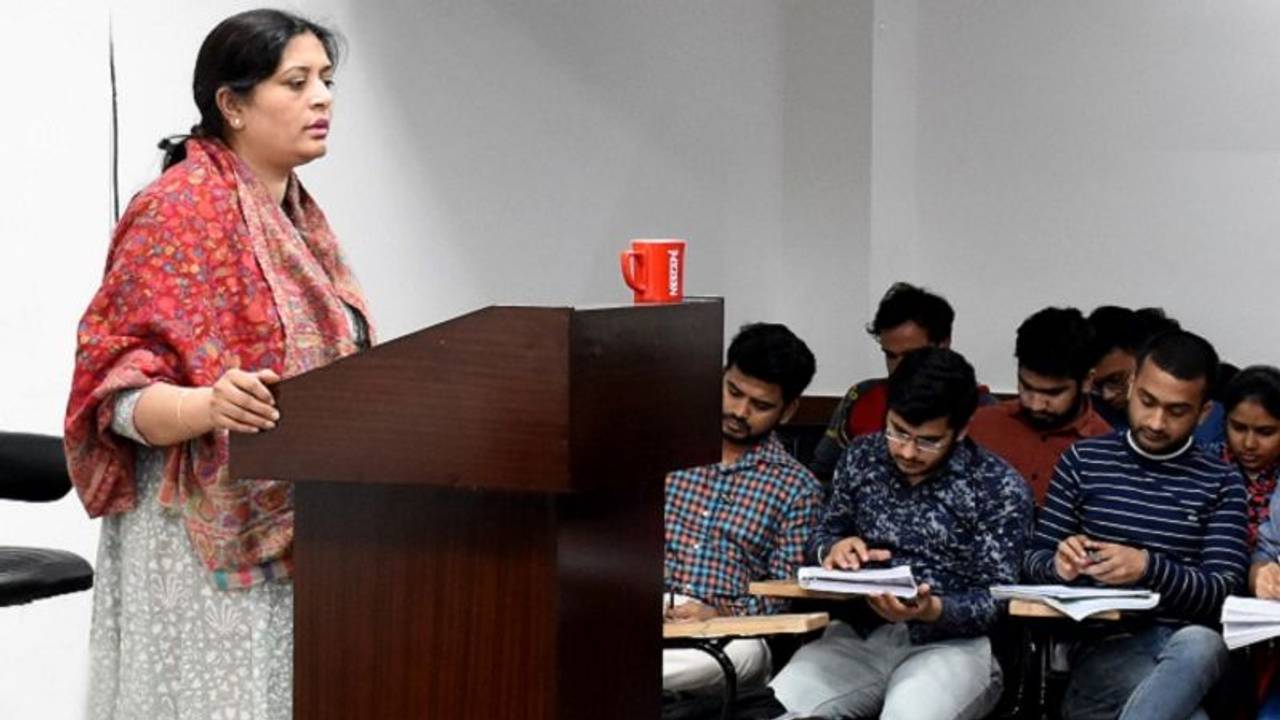 UPSC Toppers इशिता किशोर, टीना डाबी, कनिका गोयल को पढ़ाने वाली टीचर कौन ...