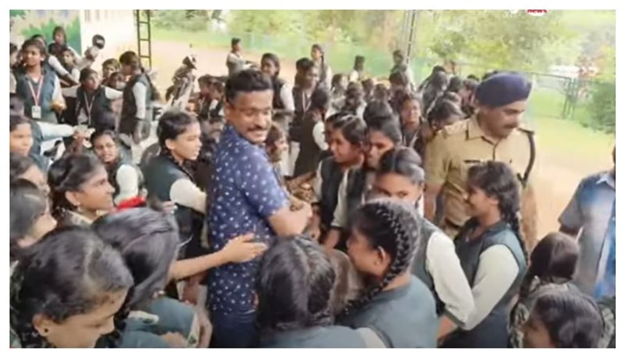 എസ്പിയെ കൊണ്ടുവരാമോ എന്ന് കുട്ടികൾ, സ്കൂളിലേക്ക് കാർത്തികിന്റെ മാസ് എ ...