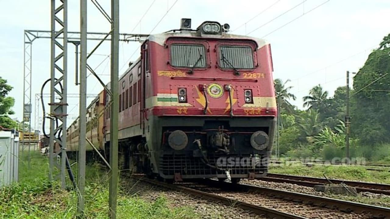 ട്രെയിൻ ടിക്കറ്റ് വെയിറ്റിംഗ് ലിസ്റ്റ് ആകുമ്പോൾ ഈ കണക്ക് നോക്കാം ...