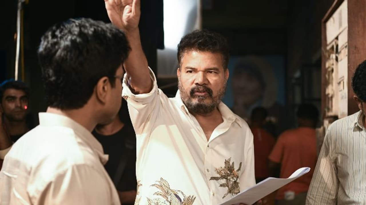 `గేమ్‌ ఛేంజర్‌` అప్‌డేట్‌.. రామ్‌చరణ్‌తో సెట్‌లో సర్‌ప్రైజ్‌ చేసిన ...