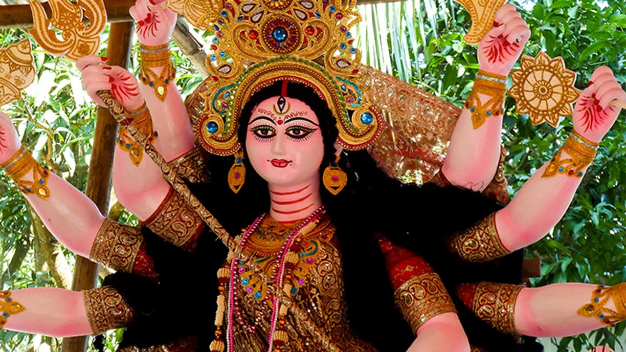 Durga Ji Ki Aarti Lyrics In Hindi: नवरात्रि में रोज करें देवी दुर्गा की ...
