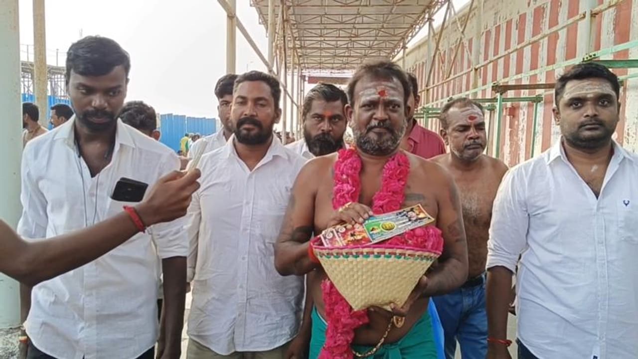 லியோ திரைப்படம் வெற்றிபெற வேண்டி திருச்செந்தூரில் ரசிகர்கள் பாலாபிஷேம் ...