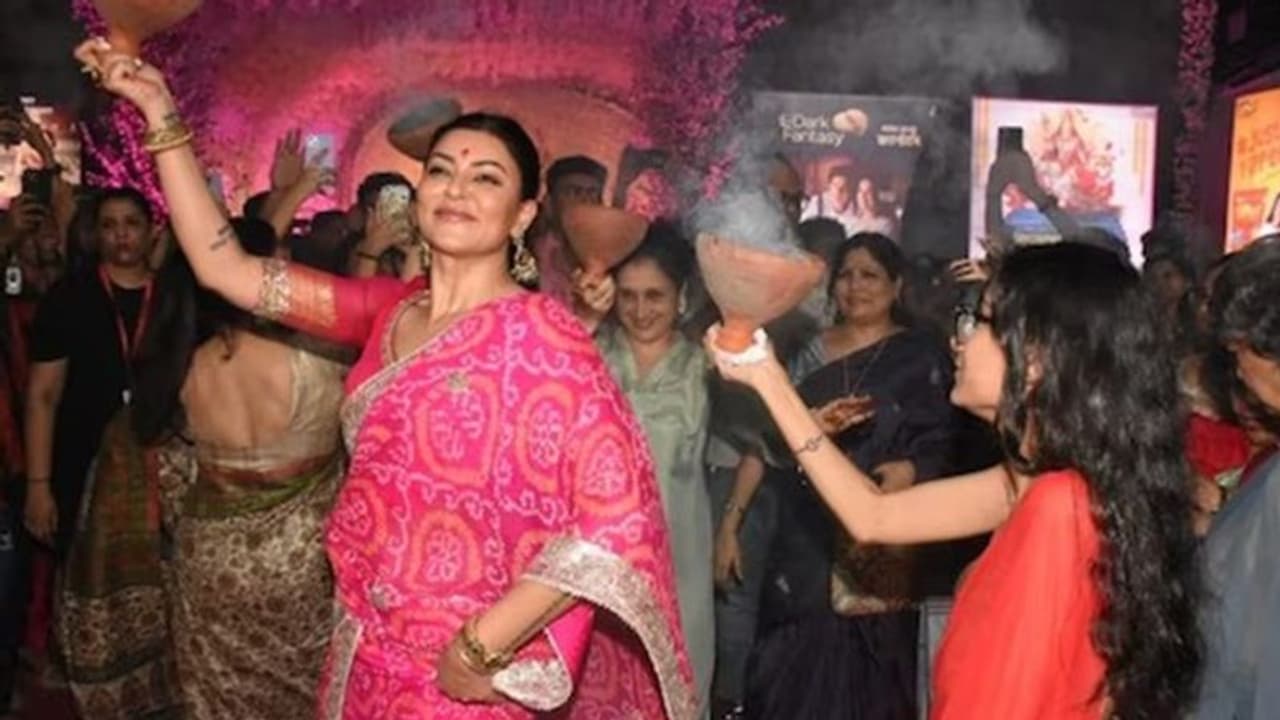 Sushmita Sen's 'Dhunuchi dance' at Durga Puja pandal with daughter ...