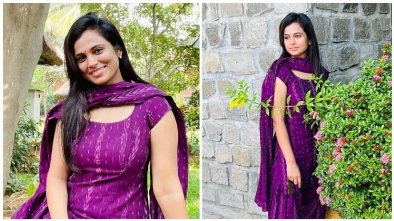Ramya Pandian: பூங்காவுக்குள் பூத்து குலுங்கும் மலர்களுக்கு நடுவே ...