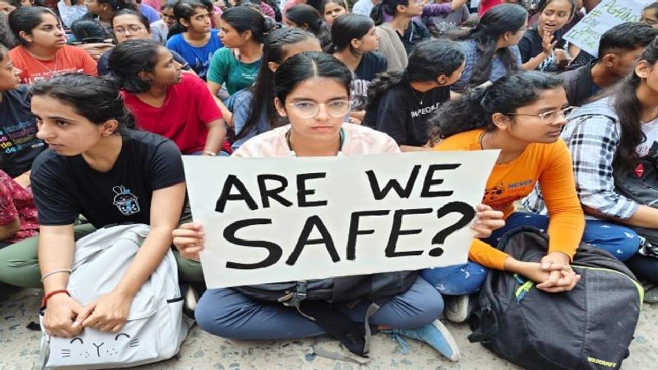'किया Kiss, उतरवाए कपड़े' IIT-BHU में छात्रा के साथ अश्लीलता | Varanasi ...