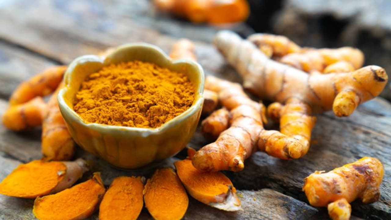 Wrong Food Combinations With Turmeric In Tamil : சாதாரண 'மஞ்சள்' தூள்னு ...