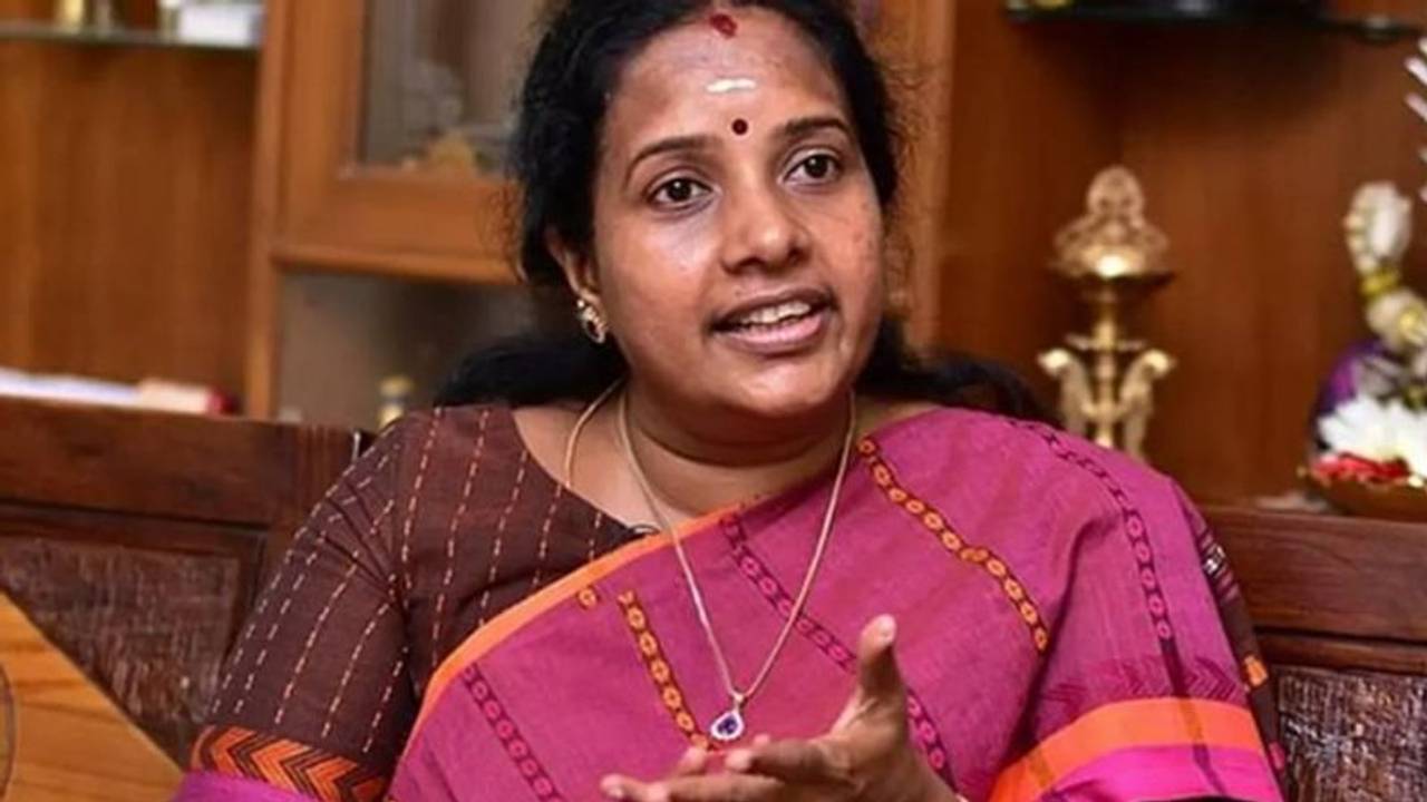 Vanathi Srinivasan: அரசு ஊழியரையே காலால் எட்டி உதைக்கும் அளவுக்கு ...
