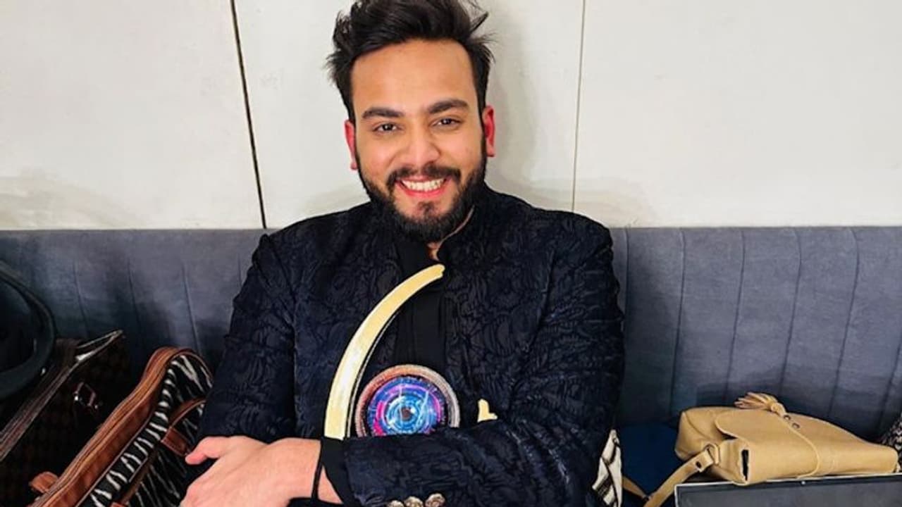 Elvish Yadav's video with snakes wrapped around his neck goes viral ...