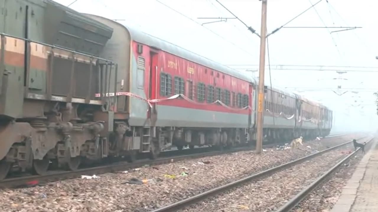 UP के इटावा में चलती ट्रेन में लगी आग, 19 यात्री घायल, कई की हालत गंभीर ...