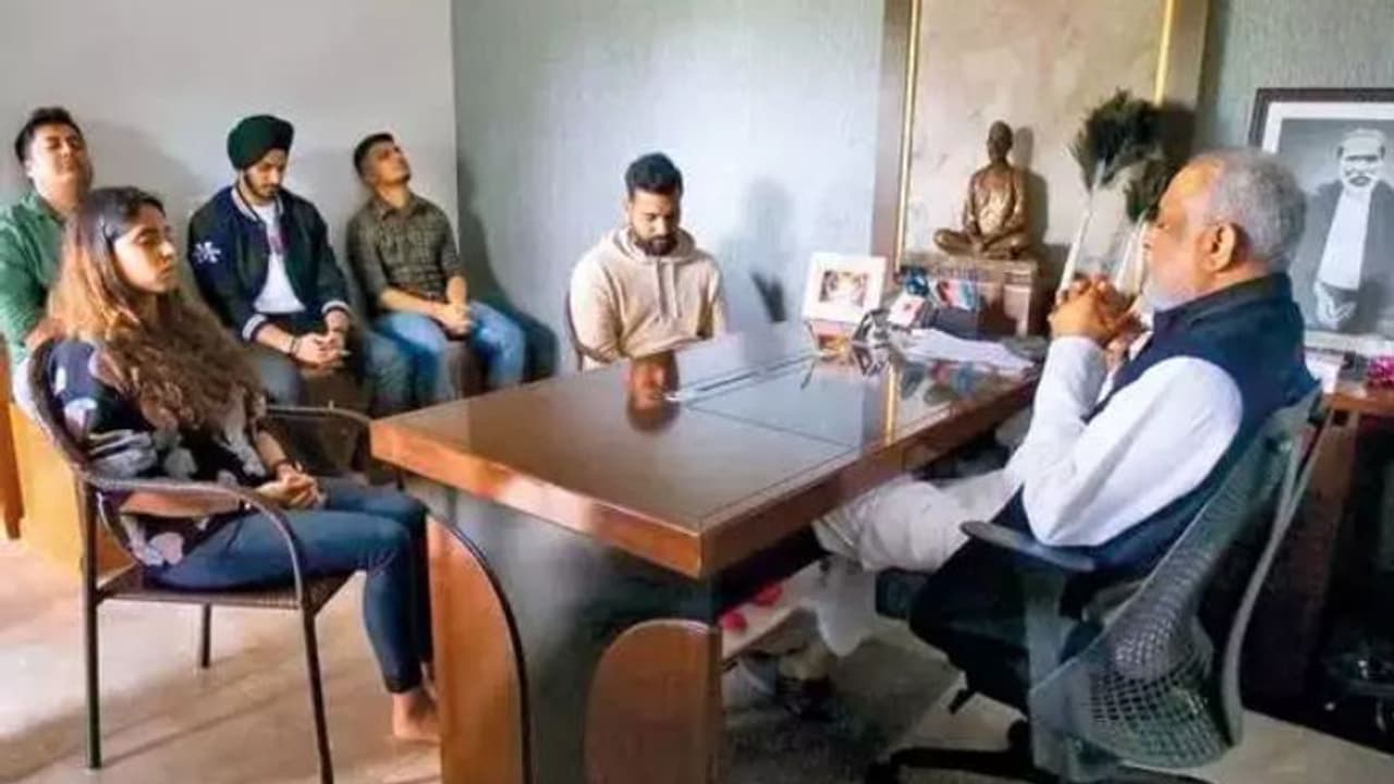 யார் இந்த தாஜி? ரோகித் சர்மாவிற்கும், மனைவி ரித்திகாவிற்கும் தியானம் ...