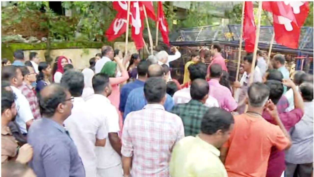 ആലുവയിൽ കൊല്ലപ്പെട്ട കുട്ടിയുടെ കുടുംബത്തെ പറ്റിച്ച സംഭവം പ്രതികളെ അൻവർ സാദത്ത് എംഎല്‍എ