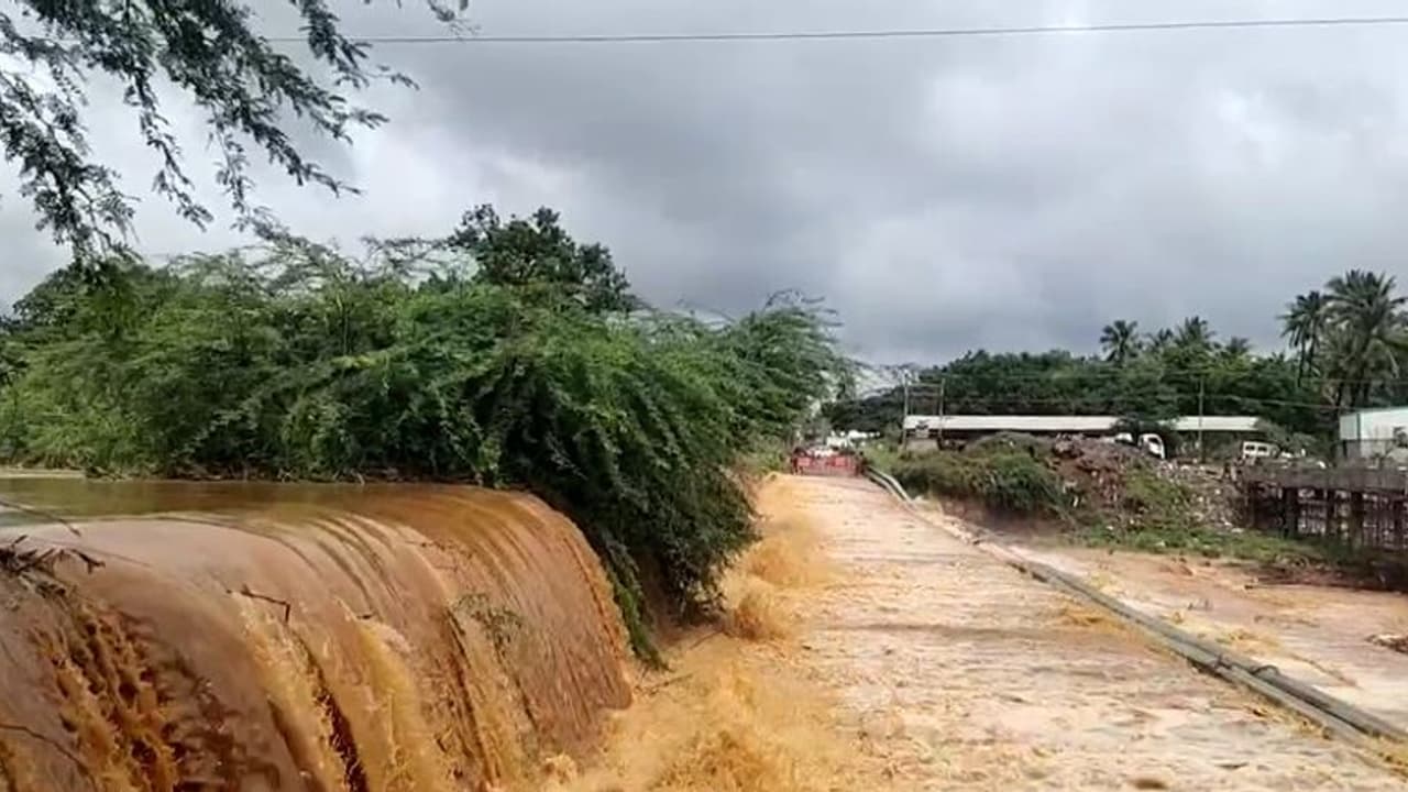 Rain in Coimbatore: கோவை காணுவாய் - பன்னிமடை சாலையில் ஆர்ப்பரித்து ...