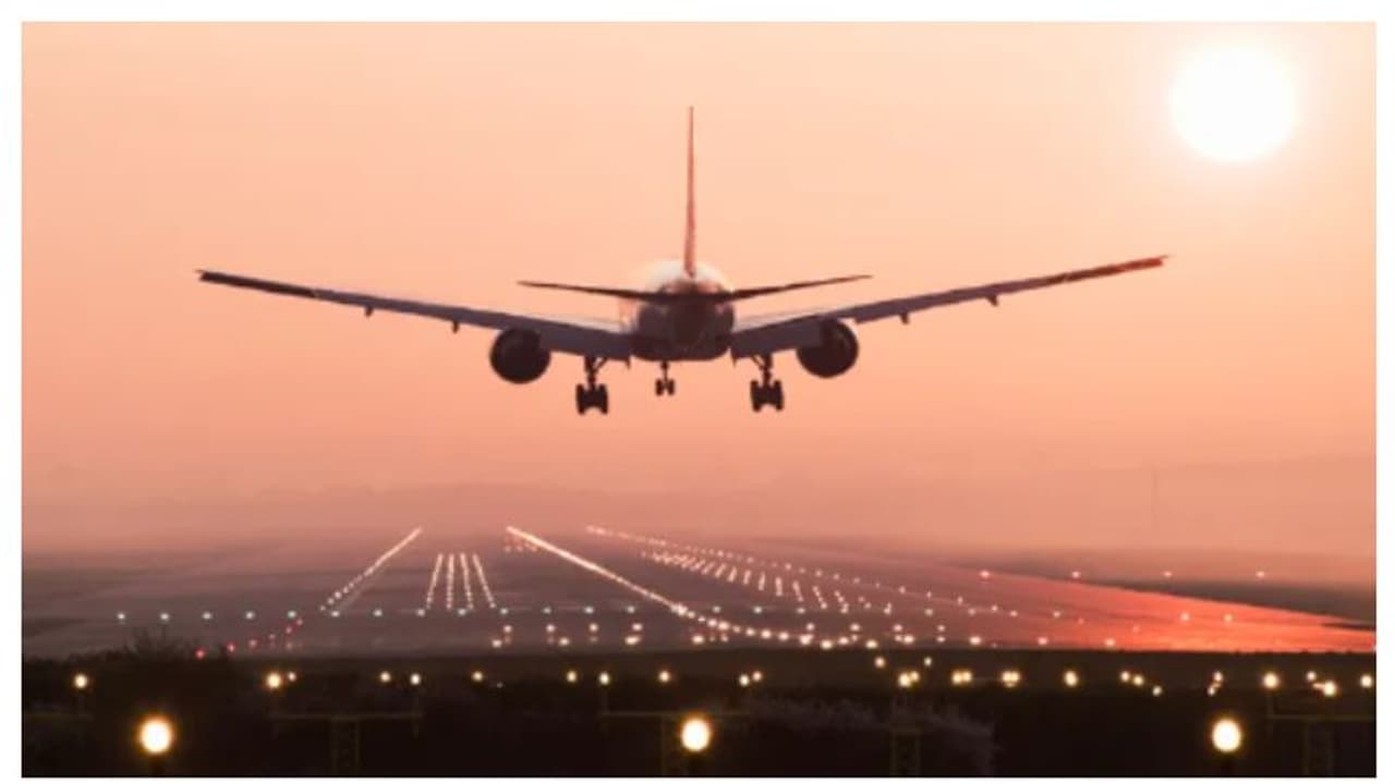 Flight makes emergency landing at riyadh airport: യാത്രക്കാരിക്ക് ...