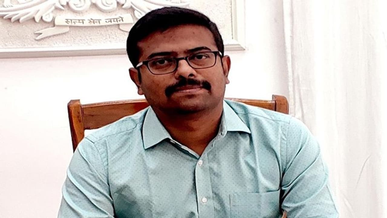 ರಾಯಚೂರು: ಅನಾರೋಗ್ಯದ ನಡುವೆಯೂ ಕರ್ತವ್ಯ ನಿರ್ವಹಿಸಿದ ಡಿಸಿ ನಾಯಕ, ಎಲ್ಲೆಡೆ ...