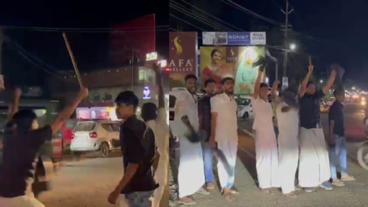 മുഖ്യമന്ത്രിക്ക് കരിങ്കൊടി; പൊലീസ് വാഹനത്തിൽ നിന്ന് തെറിച്ചു വീണ ...