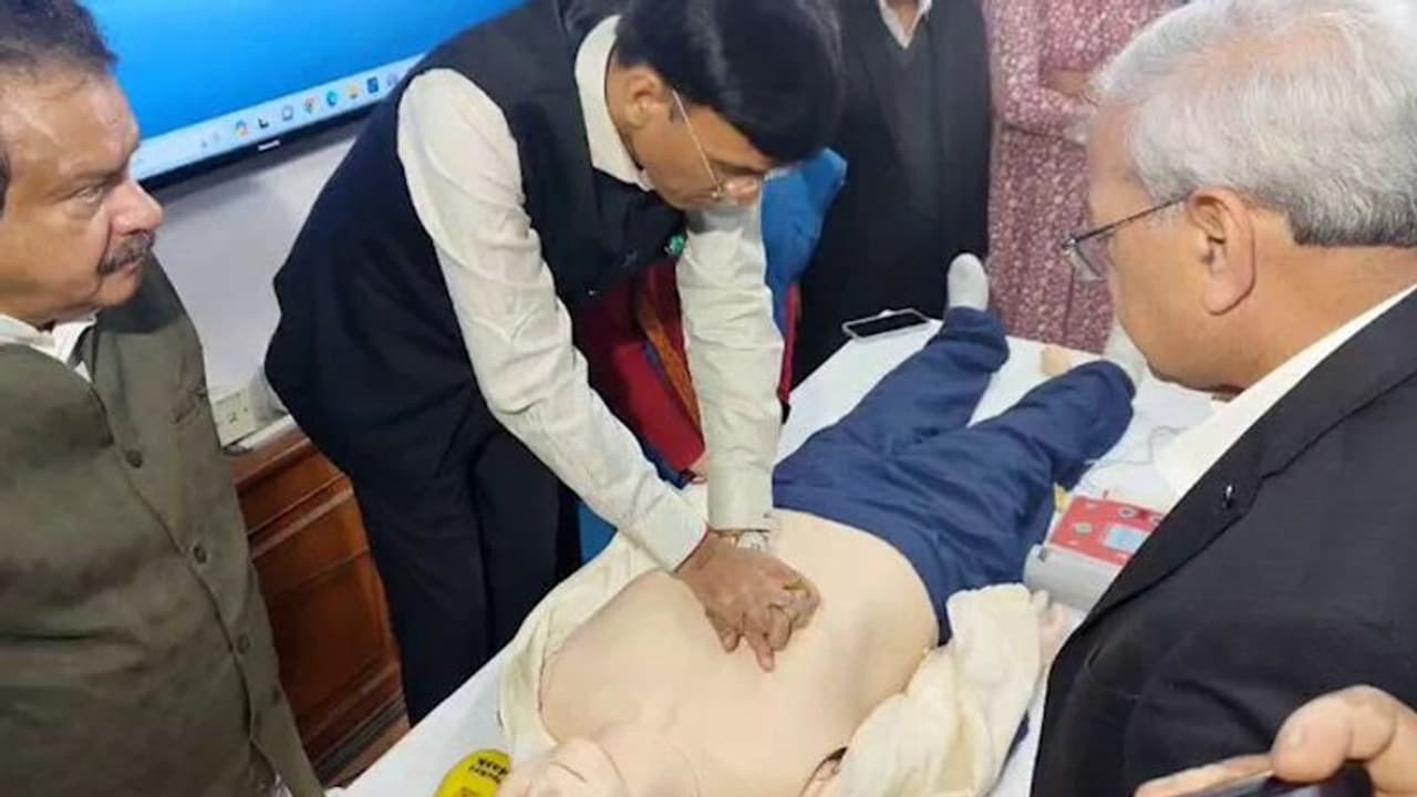 Amid rise in heart attack deaths, Centre begins nation-wide public ...