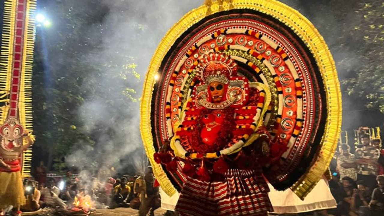 ശ്മശാന ഭൂമിയിൽ ചുടല ഭദ്രയുടെ നിറഞ്ഞാടി തെയ്യങ്ങൾ, ഐവർമഠം ശ്മശാനത്തിലെ ...