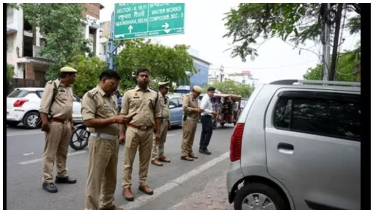 ട്രാഫിക്ക് നിയമലംഘനം, ഒറ്റദിവസം ഈ പൊലീസ് അയച്ചത് 3,400 ചലാനുകൾ | Noida ...