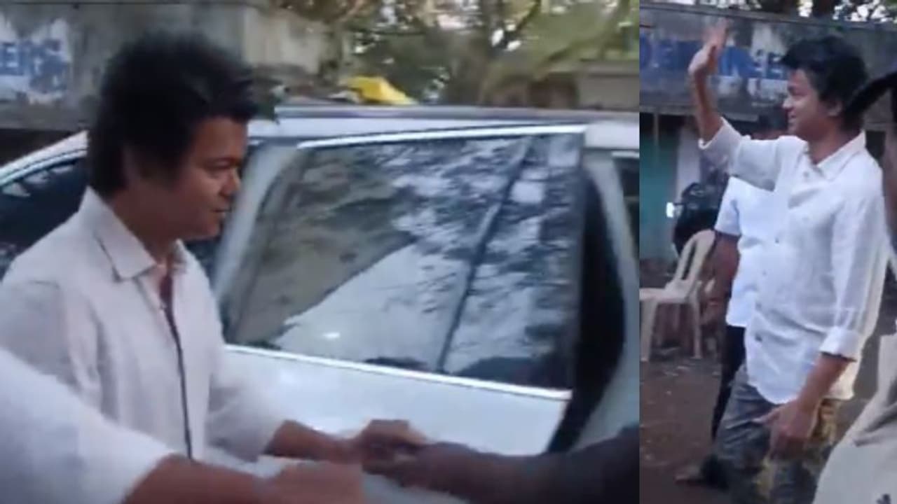 Thalapathy Vijay Clean Shave Look : கிளீன் ஷேவ் லுக்கில் மாஸ் என்ட்ரி ...