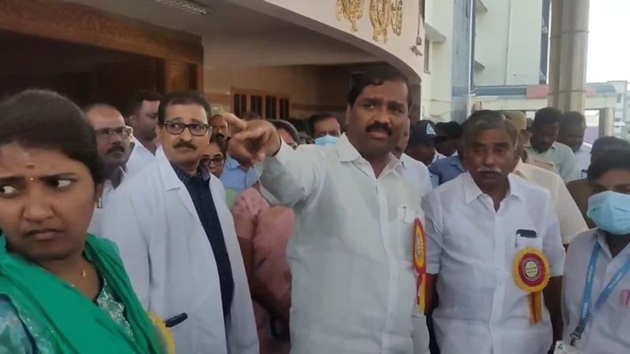 முதல்வரோட சொந்த ஊர்ல ஆஸ்பத்திரி இவ்ளோ மோசமா இருக்கு - பொதுவெளியில் ...