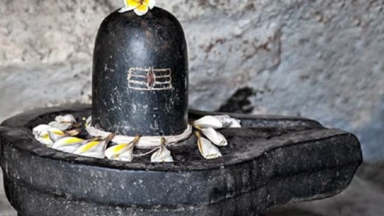 Shivling Puja : सोमवारी शिवलिंगाची पूजा करताना या चुका टाळा | Shivling ...
