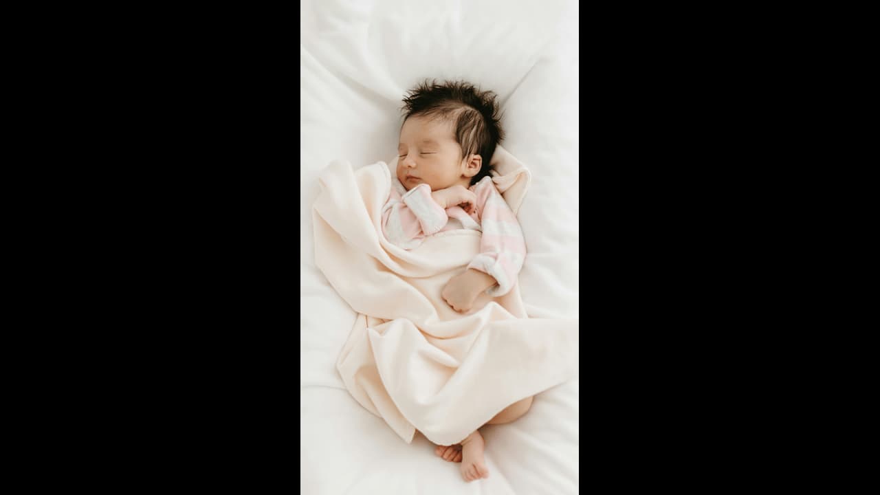 చిన్న పిల్లలను ముద్దు పెట్టుకోవచ్చా..? | Is It Okay To Kiss New Born ...