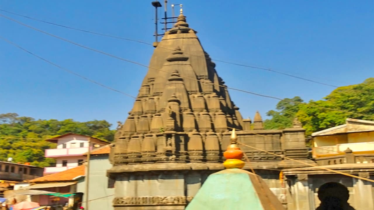 पुण्याजवळील शांत धार्मिक स्थळ आपण पाहिलीत का, एका ठिकाणी देवाचा होतो ...