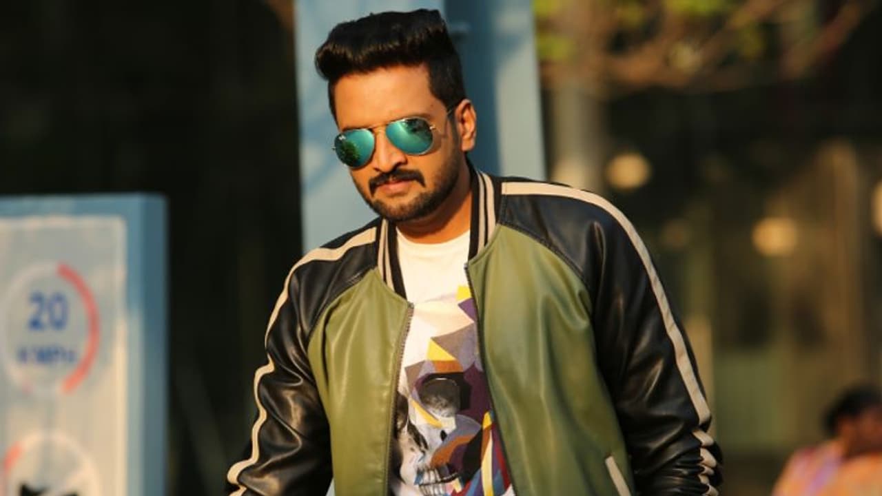 Santhanam Next Movie : பிரபல இயக்குனருடன் இணையும் சந்தானம்.. நாளை ...