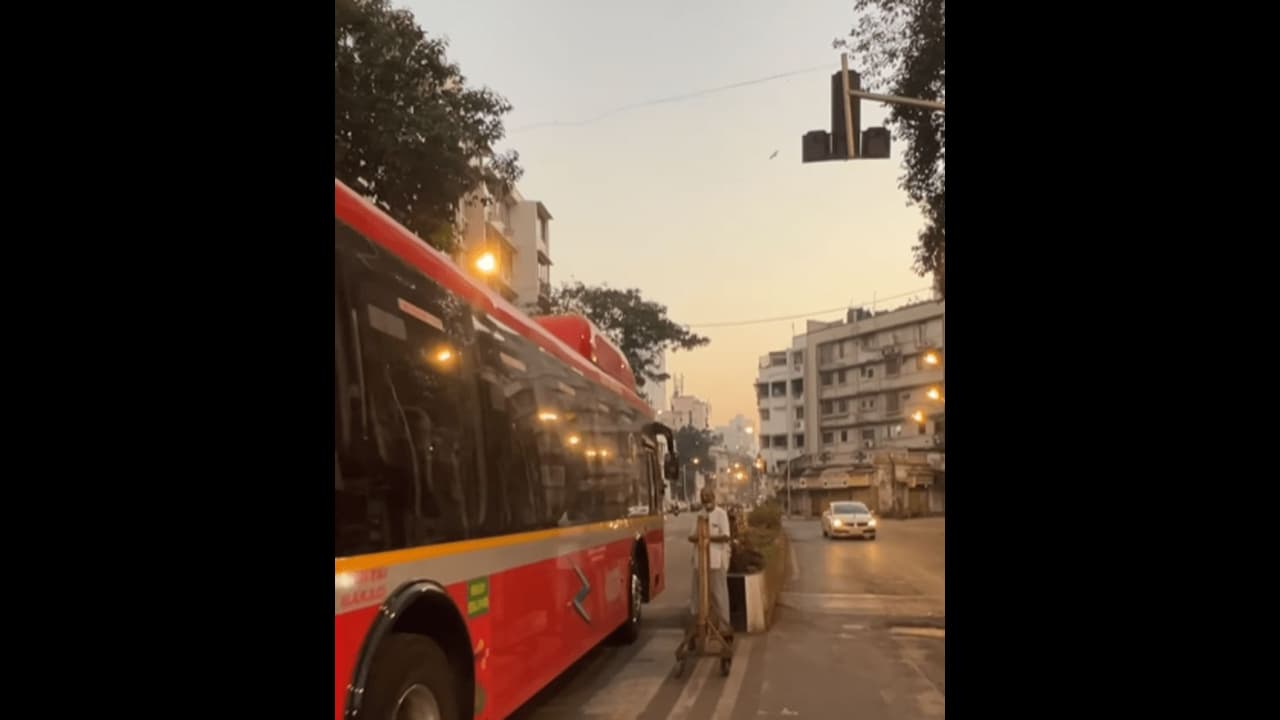 Elderly man's random act of kindness in Mumbai goes viral (WATCH ...