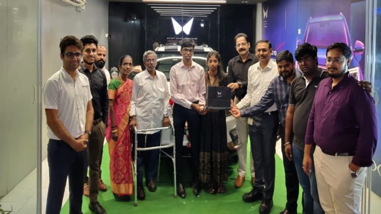 செஸ் கிராண்ட்மாஸ்டர் பிரக்ஞானந்தாவின் பெற்றோருக்கு எஸ்யுவி காரை பரிசாக ...