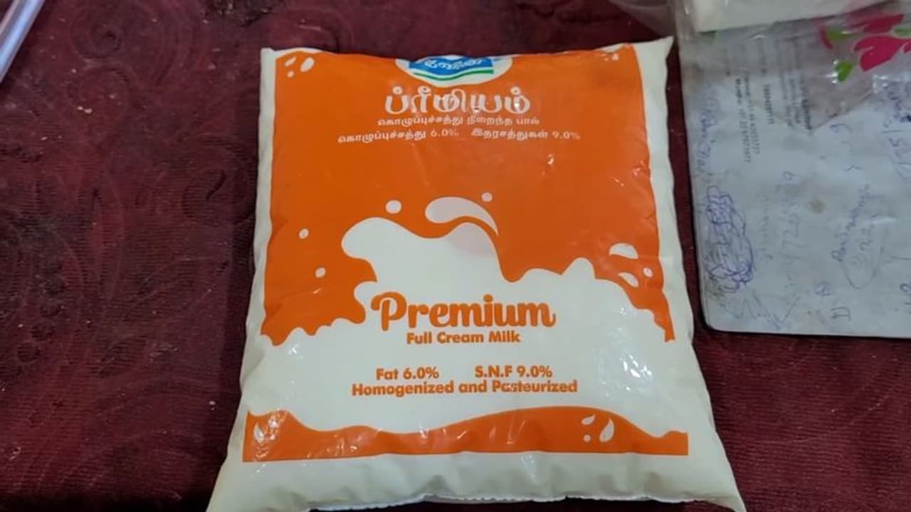 ஆவினின் கொழுப்பு நிறைந்த பாலில் நீச்சலடித்த குண்டு குண்டு புழுக்கள் ...