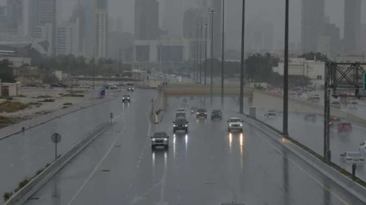 Heavy rain in kuwait: ശക്തമായ മഴ; പല സ്ഥലങ്ങളിലും വെള്ളക്കെട്ട്, എമർജ ...