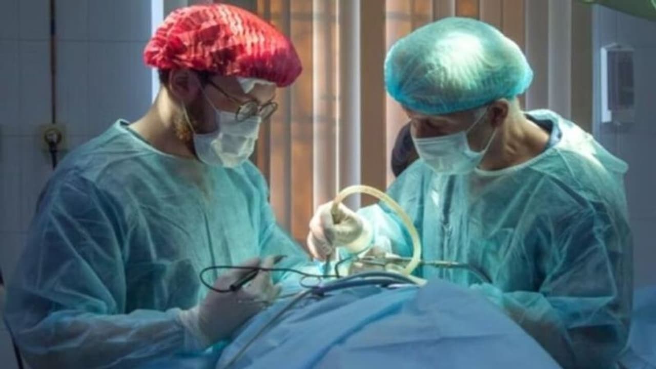 Amazing Incident: युवक के पेट में मिली 12 इंच की जिंदा मछली, डाॅक्टर भी ...