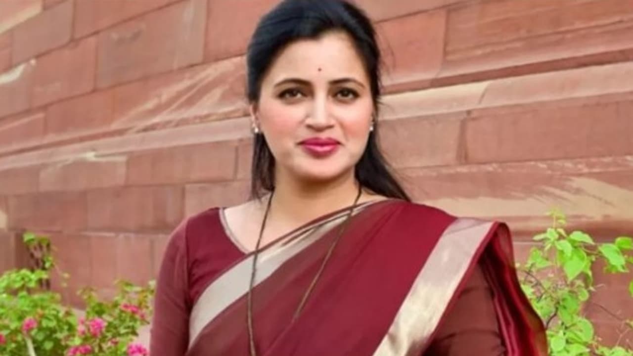 సినీ నటి నవనీత్ రాణాకు బీజేపీ అమరావతి టికెట్ | Actress Navneet Rana Gets Amaravati Bjp Ticket ...