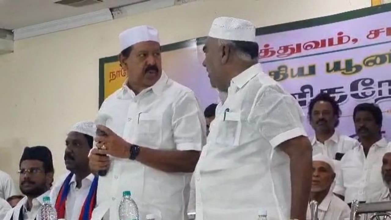 நோன்பு திறக்கும் நிகழ்ச்சியில் மைக்குக்காக மேடையில் சண்டையிட்ட திமுக ...