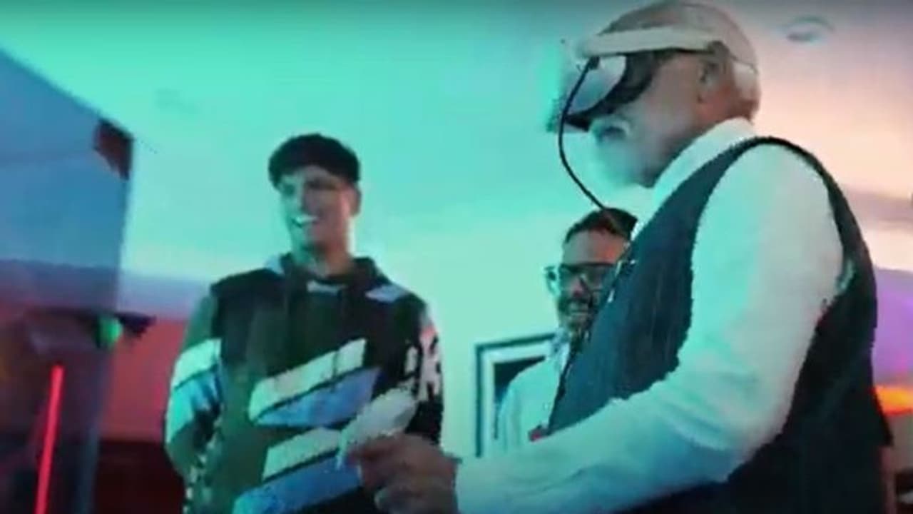 PM Modi interacts with young Indian Games, tries his hands on a VR game ...