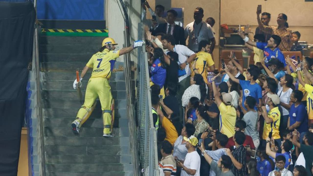 MI vs CSK, IPL 2024, MS Dhoni Video: ஓய்வறைக்கு செல்லும் போது படிக்கட்டில் கிடந்த பந்தை எடுத்து ...