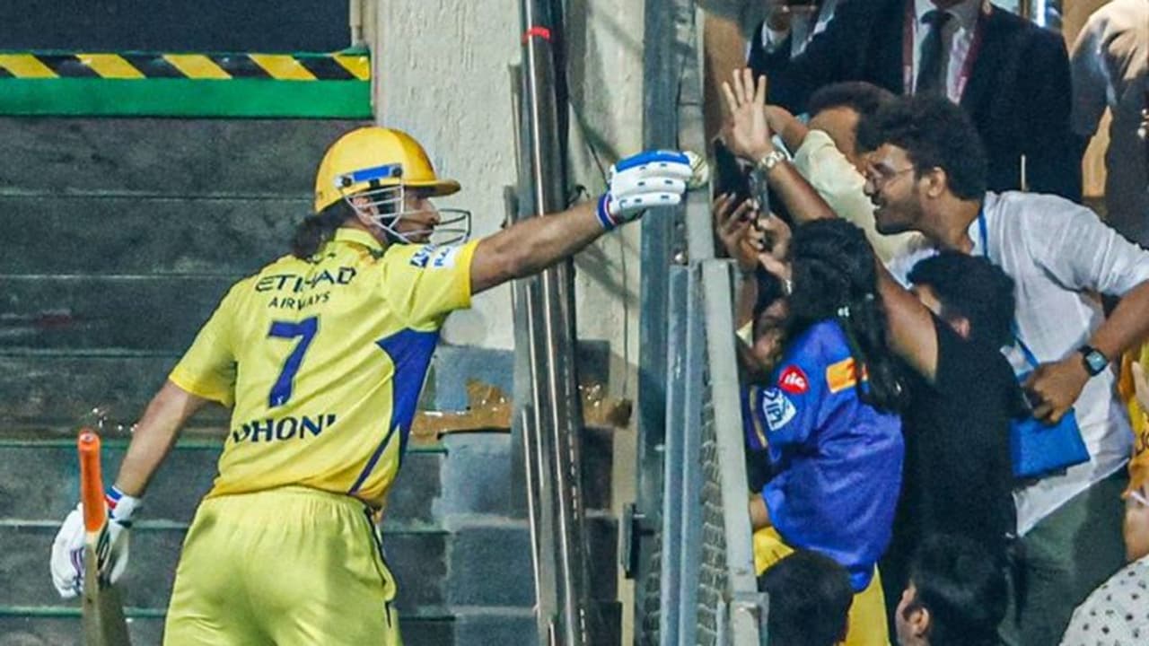 MS Dhoni's heartfelt moment: Picks up ball and passes to a young fan in ...