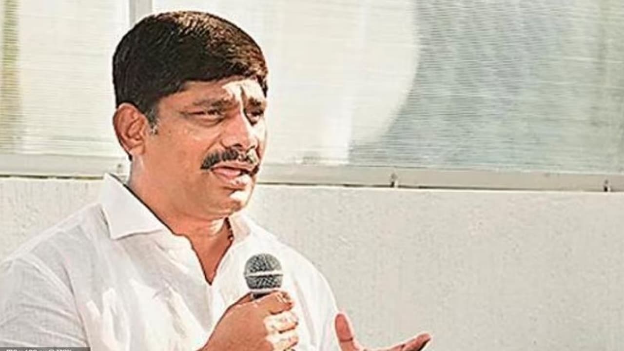 'BJP MLA Yatnal comes to DCM DK Shivakumar for signature': Former MP DK ...