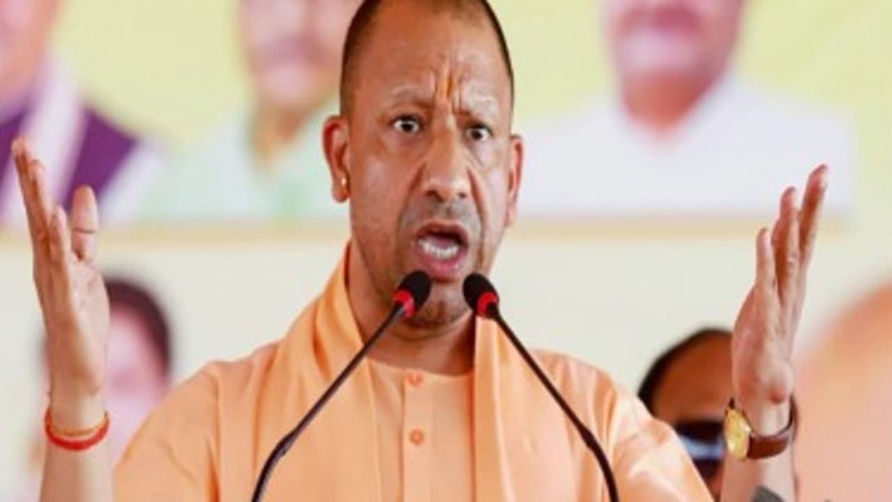 राहुल गांधी पर योगी का हमला, जब देश मुश्किल में होता है तो वे इटली भाग ...