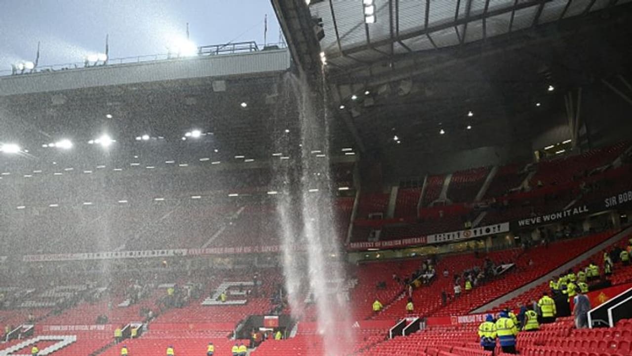 'Old Trafford is falling down': Arsenal fans mock Man United after ...