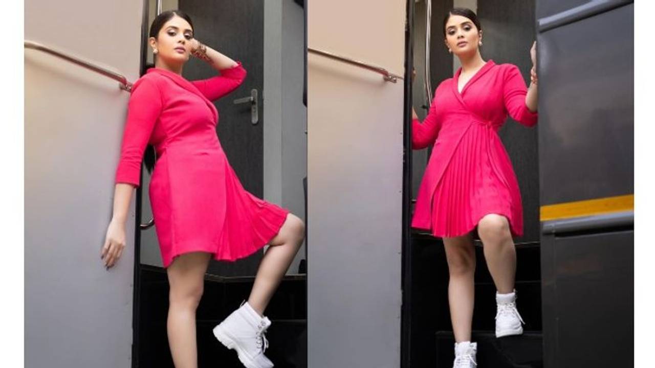 క్యారవాన్ లో క్రేజీగా శ్రీముఖి ఫోజులు.. రెడ్ గౌనులో మైమరపిస్తున్న ...