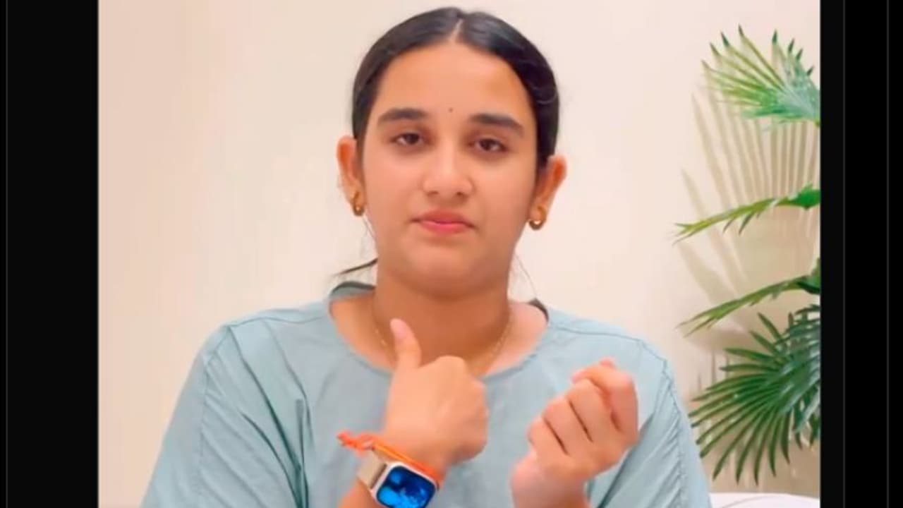 ఈటల తాతయ్య, జమున అమ్మమ్మ అంటూనే ... పాడి శ్రీనిక గట్టిగానే ...