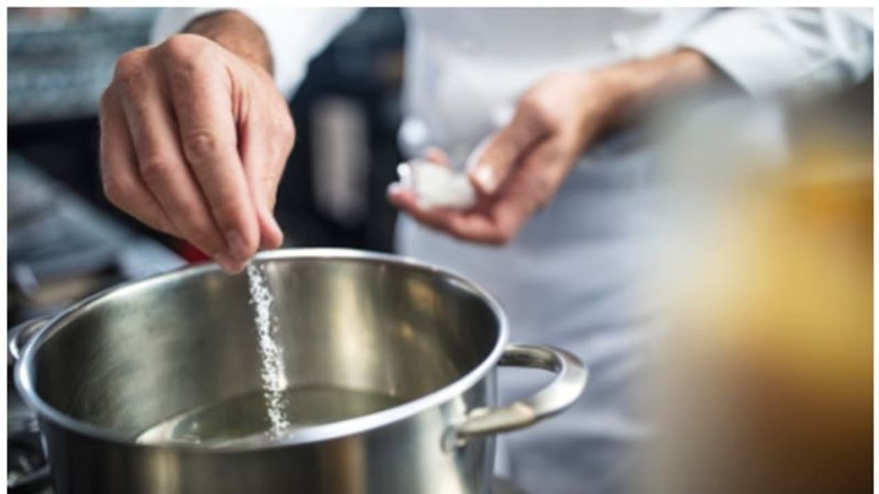 Salt Side Effects : தினமும் உப்பு அதிகமாக சாப்பிடும் நபரா? இதனால் ...