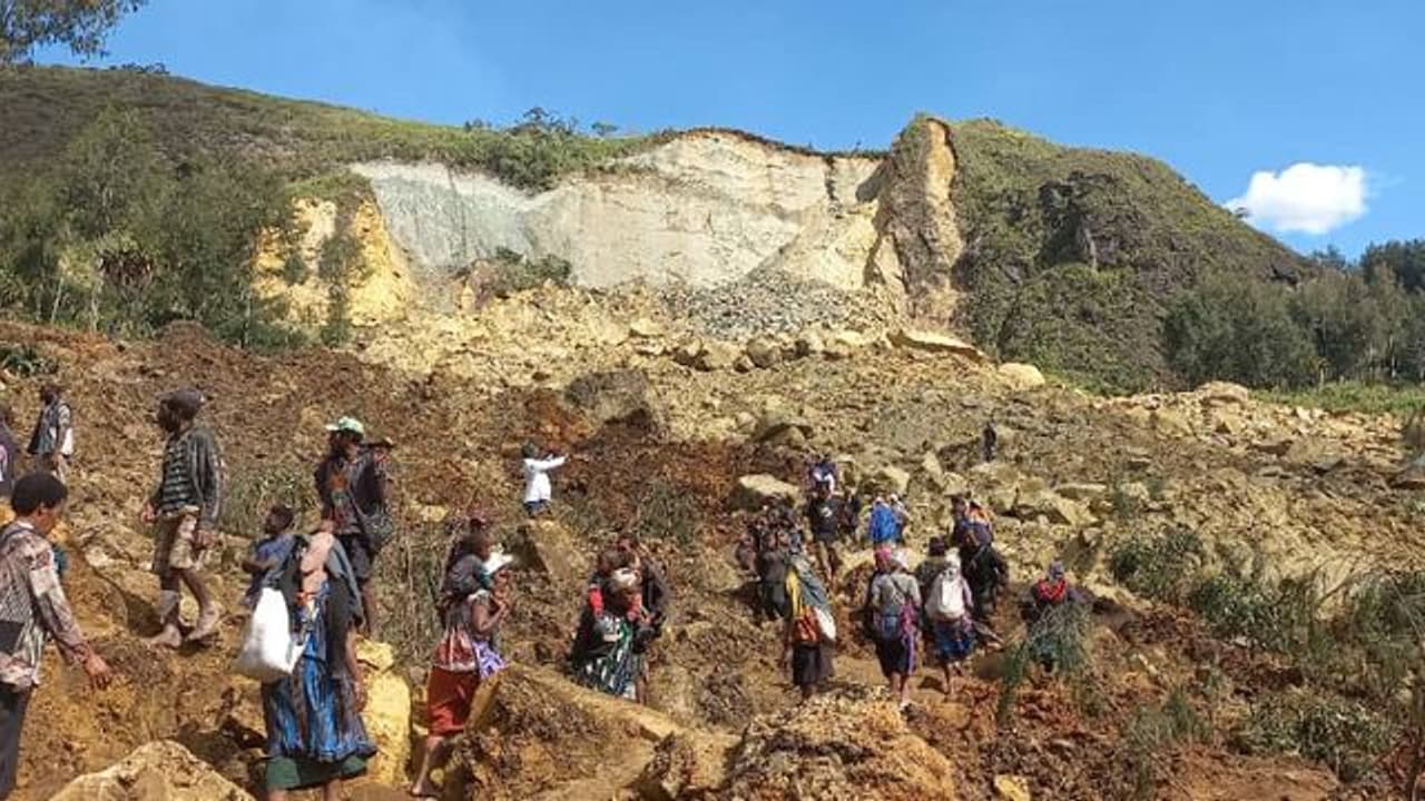 Papua New Guinea landslide: Rescuers search rubble after over 300 ...