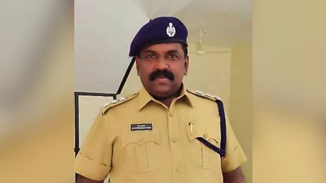 Kerala: DySP, 3 cops caught red-handed feasting with goon leader during ...