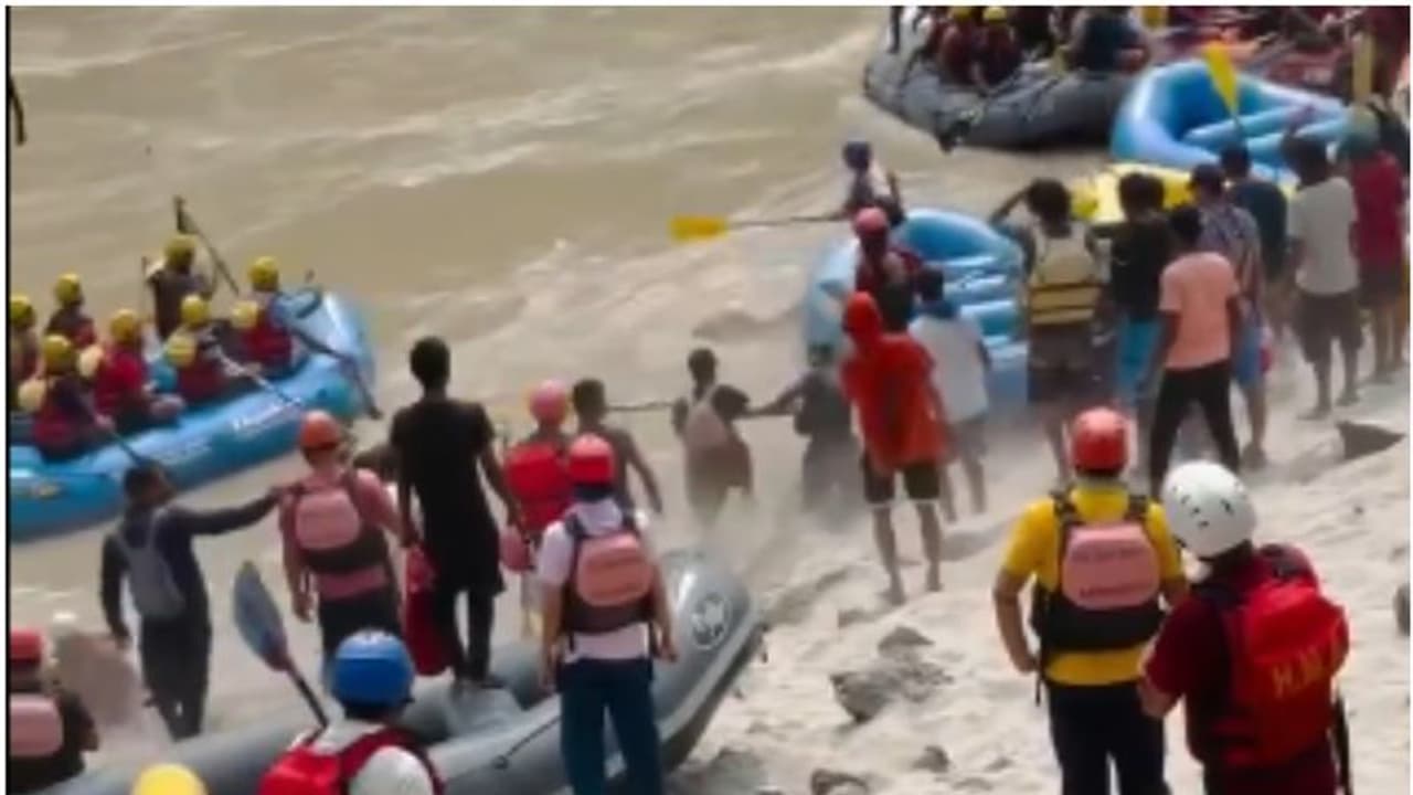 Viral Video: Rishikesh rafting turns into paddle fight as guides and ...