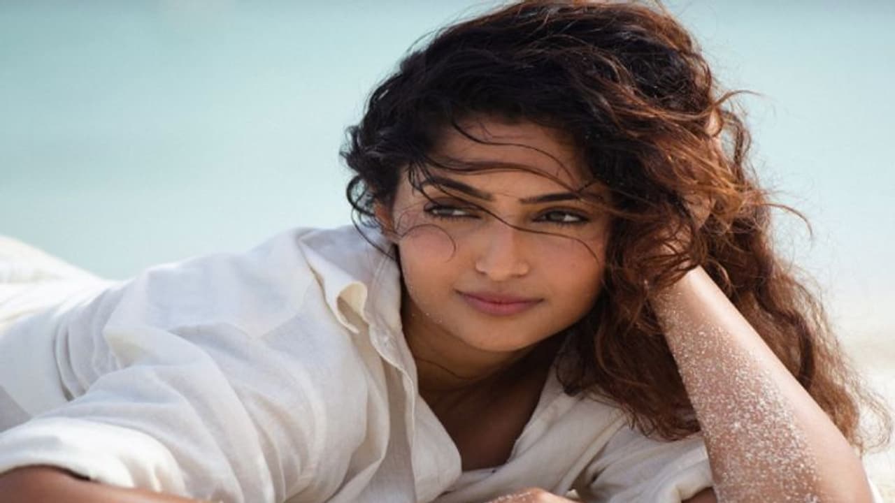 Actress Reba Monica John : பீச் மணலில் ஹாட் லுக்.. வெண்ணிற ஆடையில் ...