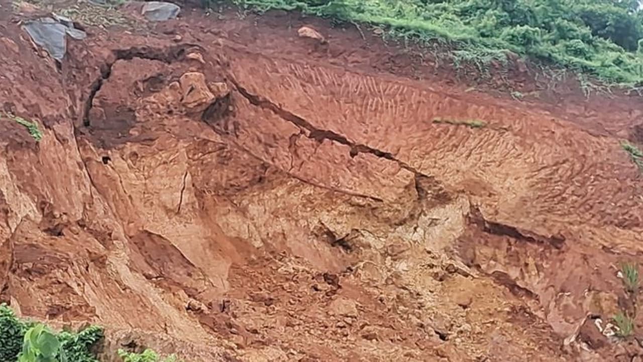 കാരശ്ശേരിയിൽ പെട്രോള്‍ പമ്പിനായി മണ്ണെടുത്ത കുന്ന് ഇടിഞ്ഞു; പ്രദേശവാസിക ...